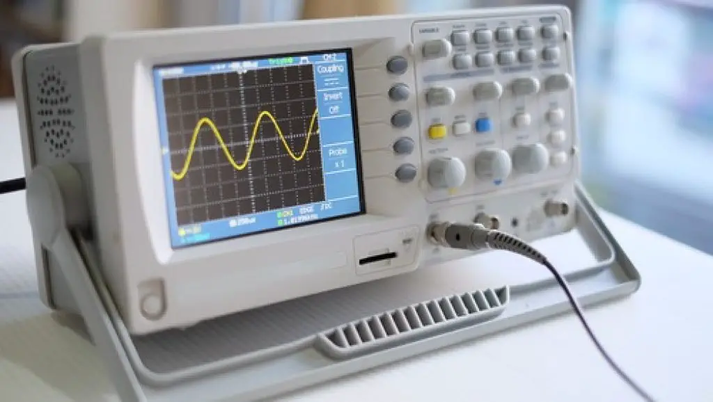 Oscilloscope front panel | HouseTechLab